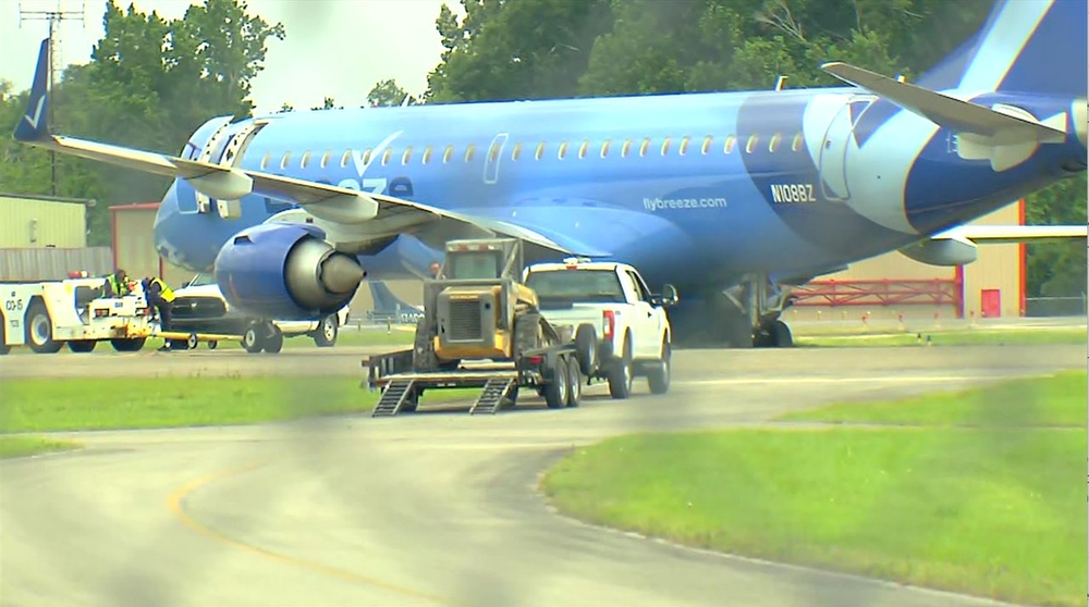Breeze Airways Plane Gets Stuck in the Mud in Baton Rouge - ATX Jetsetter