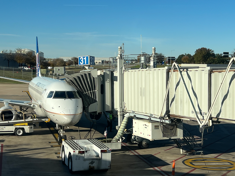 Review: United Express E175 First Class (IAH-AUS) - ATX Jetsetter