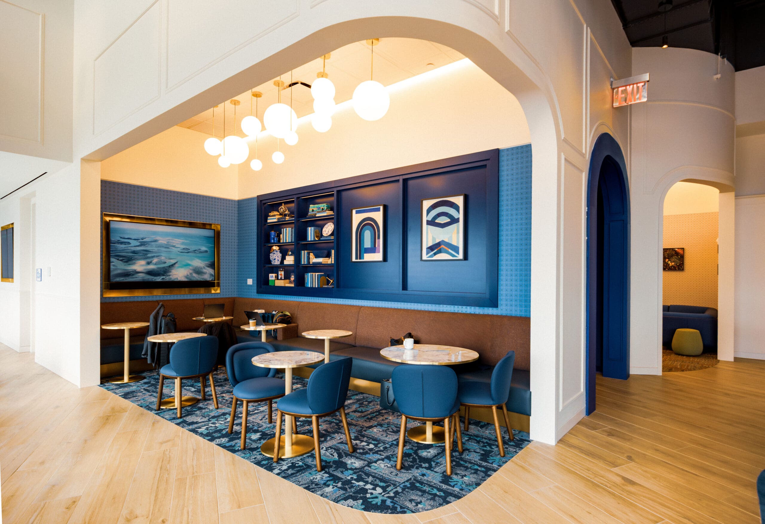 Review: American Airlines Flagship Lounge Dallas/Ft.Worth (DFW) - ATX ...